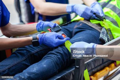 구급대원 팀은 이동을 위해 들것에 환자 근처 벨트를 잠그고 구급차에 대한 스톡 사진 및 기타 이미지 구급차 허리띠 1위