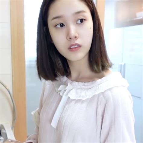 길거리에서 애웅거리고있는 깜장고영이 보고는 에궁 어쩌다여기이러구이떠ㅜ 함서 자기집으로 데꼬올듯 목욕도시켜주고 밥도맥여주고 너무너무 새끼고양이라 그냥 키워야겠단 심정으로