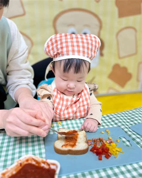 제이👶 요리사 이제이🐥 어린이집에서 피자만들기 요리사가 되었더구요 ㅠㅠ 너무 귀엽잖아요 😭🤍 벌써 11개월이라니 이제 잡고 서려고 하는 제이 다음달이면 돌끝맘