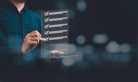 펜을 사용하여 Iso 개념의 품질 관리 및 보증을 위해 가상 체크리스트에 올바른 표시 표시를 표시하는 사업가 검증에 대한 스톡