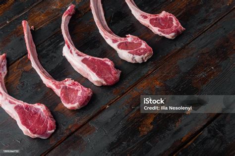양고기 고기의 유기 조각 양고기 의 랙 뼈와 원시 오래된 어두운 나무 테이블 배경에 카피 스페이스와 텍스트 공간을 0명에 대한 스톡 사진 및 기타 이미지 Istock
