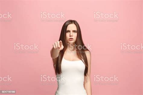 위 압 적 비즈니스 여자 알려줄 고 당신은 분홍색 배경에 절반 길이 근접 촬영 초상화 가리키기에 대한 스톡 사진 및 기타 이미지 가리키기 개념 경영자 Istock
