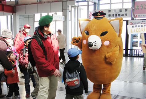 一日駅長いなりんがお出迎え 東日新聞