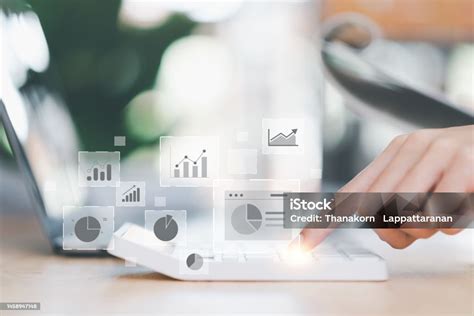 비즈니스 사람들은 온라인 비즈니스 통계 차트 보고서를 계산하여 기업 전략을 분석하고 개선하고 재무 및 마케팅 문서 회사 성장 정보 데이터 관리를 관리합니다 개발에 대한 스톡