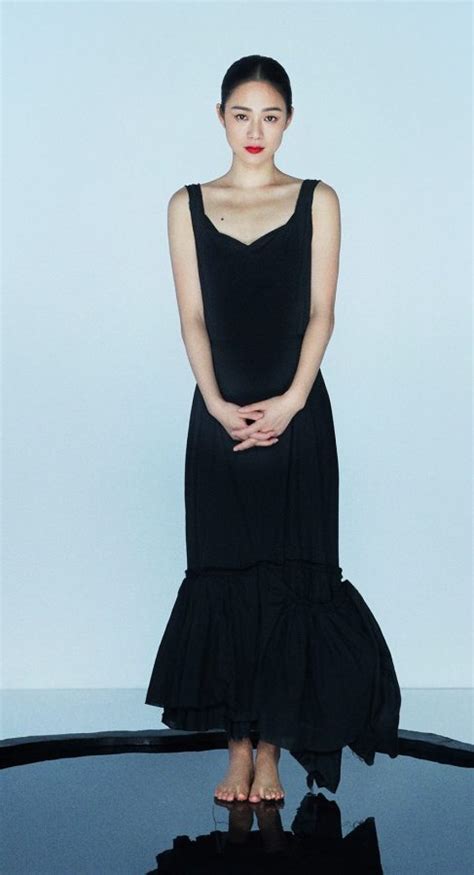44岁女演员周韵登上时尚杂志展示美玉足（11） 图片 名腿网