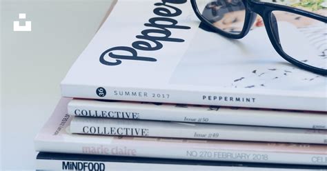 책에 검은 프레임 안경 사진 Unsplash의 무료 잡지 이미지