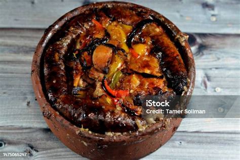 양고기 고기 쌀로 채워진 소시지 뭄바 내장 카와 레 족발 소 발 조리 된 신장 조각 오븐에서 조리 한 도자기 캐서롤에 하트 및 고환의 전통적인 이집트 혼합물 고기에 대한