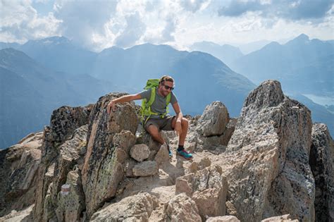 정상에 도달 하기 위해 산 길에 바위를 등반 젊은 남자 스위스의 인물 야외 활동 컨셉 샷 가파른에 대한 스톡 사진 및 기타 이미지 가파른 결심 그라우뷘덴 주 Istock