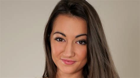 LILY ADAMS THE ACTRESS WITH MORE THAN THOUSAND FANS ON TWITTER