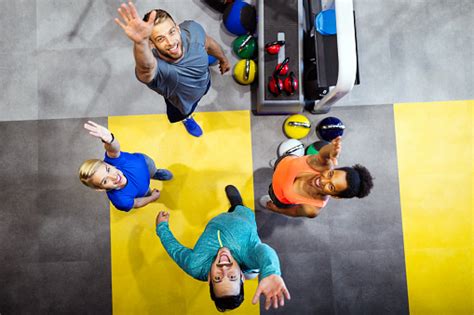 피트니스 스포츠 훈련 체육관 성공 개념 승리를 축하하는 체육관에서 행복한 사람들의 그룹 건강한 생활방식에 대한 스톡 사진 및 기타 이미지 Istock