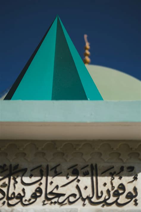 흰색과 보라색 콘크리트 건물 사진 Unsplash의 무료 모술 이미지