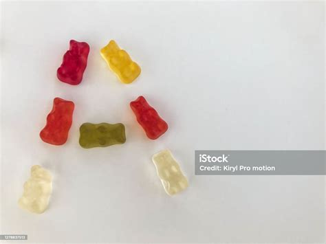 편지 아름다운 달콤한 맛있는 맛있는 여러 가지 빛깔의 육즙 과일 거미는 흰색 배경에 과자를 곰 달콤한 알파벳 0명에 대한 스톡 사진 및 기타 이미지 Istock