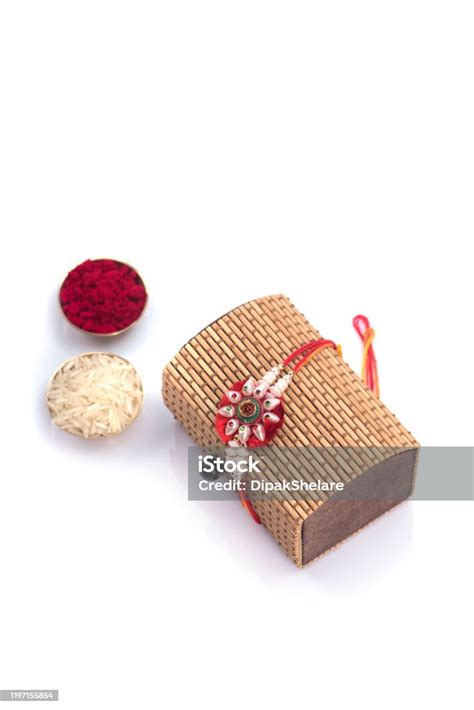라키와 라크샤 반단을 계기로 동생이 주신 여동생을 위한 선물 우아한 라키와 인도 축제 락샤 반단 배경 0명에 대한 스톡 사진 및 기타 이미지 Istock