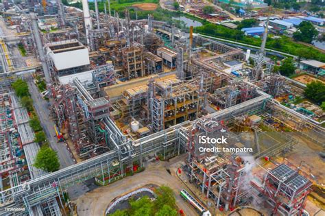 태국 방콕 시 방나 지구의 산업 엔지니어링 개념에서 석유 화학 정유 공장및 바다의 공중 보기 석유 및 가스 탱크 는 산업의 파이프 라인 현대 금속 공장 가솔린에 대한 스톡