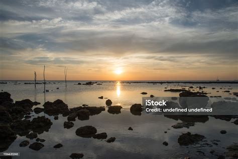 태국 코 란 타 Isaland 비치 태양 바다 돌 하늘 구름 물 모래 바다 넓은 오렌지 화려한 일몰 앞 해변에서 보트 보트 손바닥 관광에 대한 스톡 사진 및 기타 이미지