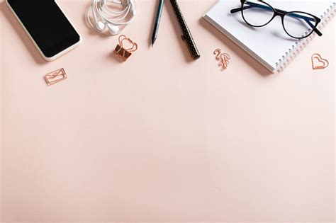 스마트 폰 깨끗한 빈 메모장 헤드폰 안경 펜 종이 클립 밝은 배경에 연필 상단보기 텍스트를위한 공간을 확보하십시오 직장에서의 블로깅은 사업입니다 0명에 대한 스톡 사진 및