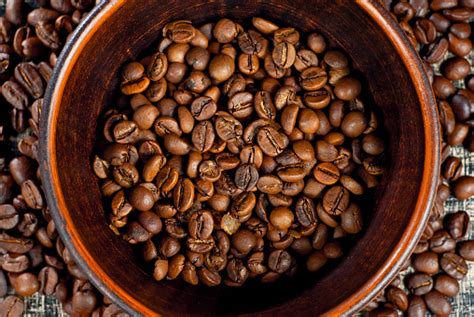 커피 콩을 닫습니다 나무 판에 점토 그릇에 커피 검은 초라한 테이블에 커피 질감 개념에 대한 스톡 사진 및 기타 이미지 개념 곡초류 구이 Istock