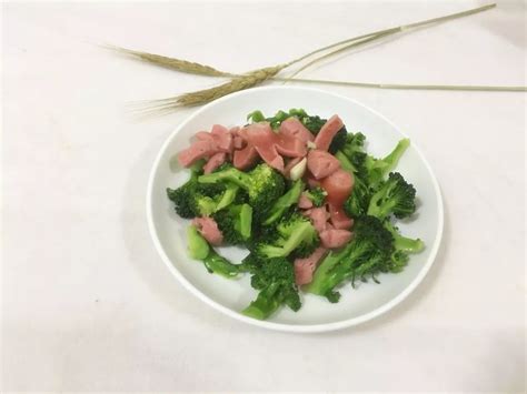 西兰花炒脆皮肠 青椒炒脆皮肠 辣炒脆皮肠 大山谷图库