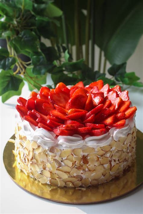 꽃 달콤한 디저트 러스틱 생일 케이크 수직 쐈어 외부 장식 축하 케이크 크림 확대에 관한 무료 스톡 사진