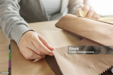 커튼용 직물을 선택하는 패브릭 컬러 샘플을 가진 여성 디자이너 갈색에 대한 스톡 사진 및 기타 이미지 갈색 결정 고름