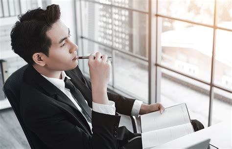 행복한 분위기 아시아 젊은 사업가의 쾌활한 아이디어는 사무실에서 나무 테이블 배경에 노트북과 컴퓨터에서 성공적인 사업 계획을 메모합니다 20 29세에 대한 스톡 사진 및