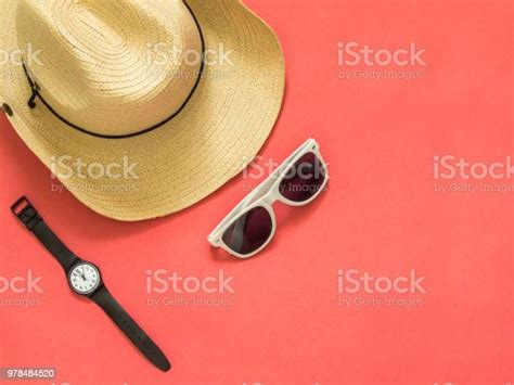 텍스트에 대 한 빈 공간을 가진 분홍색 배경에 평평 하다 여행자 액세서리 상위 뷰 여행 또는 휴가 개념 여름 배경입니다 0명에