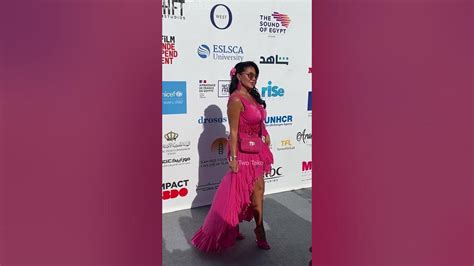 دلع وشقاوة رانيا يوسف بـ فستان مثير وبتقول للمصورين عاجبكوا Youtube