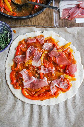 고추 토마토 소스와 프로슈토와 함께 수제 피자만들기 집에서 만든 피자를 만들기위한 재료 0명에 대한 스톡 사진 및 기타 이미지