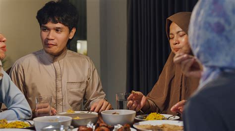 행복한 아시아 무슬림 부모와 그들의 아이들은 집에 있는 식당에서 함께 라마단 저녁 식사를 한다 2대에 걸친 가족 케이터링 축하 행사 집에서 Eid Alfitr의 끝 하리