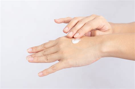 닫기 올라 손의 여자와 크림 로션 그녀의 손에 너무 행복 하 고 쾌활 한 느낌 적용 모이스처 그녀의 건강 한 피부 스킨케어 컨셉