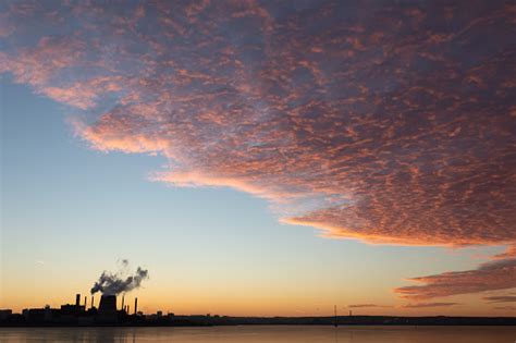 대기로 오염을 방출 하는 공장 파이프의 보기 환경 문제 선셋 레드 선 0명에 대한 스톡 사진 및 기타 이미지 0명 강철 공장 산업 건물 Istock