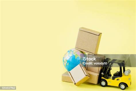 미니 지게차 트럭로드 골판지 상자 상품과 제품의 빠른 배달 물류 접근하기 어려운 장소와의 연결 배너 복사 공간 0명에 대한 스톡 사진 및 기타 이미지 Istock