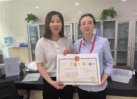 新《公司法》实施，金牛区颁发首张新办企业营业执照服务登记审批