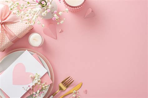 어머니의 날 브런치 설정 개념 접시 수저 튤립 선물 상자 꽃병 엽서 파스텔 핑크 배경에 장식용 하트 판촉 콘텐츠 또는 텍스트를 위한 공간이 있는 평면도 평면 0명에 대한