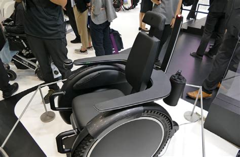 도요타자동차 계단 오를 수 있는 전동휠체어 공개 로봇신문사