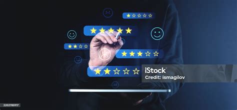 어두운 배경에서 디지털 등급 및 리뷰 아이콘과 상호 작용하는 손 개념에 대한 스톡 사진 및 기타 이미지 개념 개선 고객 Istock