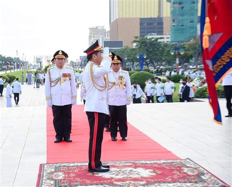 នាយឧត្តមសេនីយ៍ វង្ស ពិសេន អញ្ជើញដឹកនាំប្រតិភូចូលរួមថ្វាយកម្រងផ្កាគោរពព្រះវិញ្ញាណក្ខន្ធ ព្រះករុណា