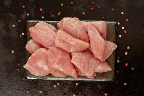 칠면조 고기의 원시 조각은 검은 바탕에 세라믹 보드에 있습니다 Closeupogranic 음식과 건강한 식습관 치킨 필레 칠면조 고기의 신선한 조각 생 닭고기 0명에 대한