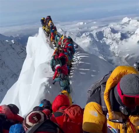 На вершине Эвереста люди выстроились в огромную очередь – это что ...