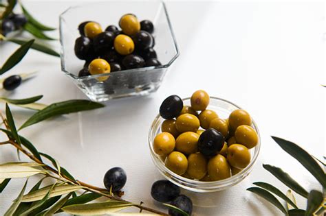 흰색 테이블 배경에 녹색과 검은색 올리브와 잎이 있는 클로즈업 유리 그릇 올리브 수확 시기와 농업 지중해 음식 개념입니다 광고 공간 복사 0명에 대한 스톡 사진 및 기타