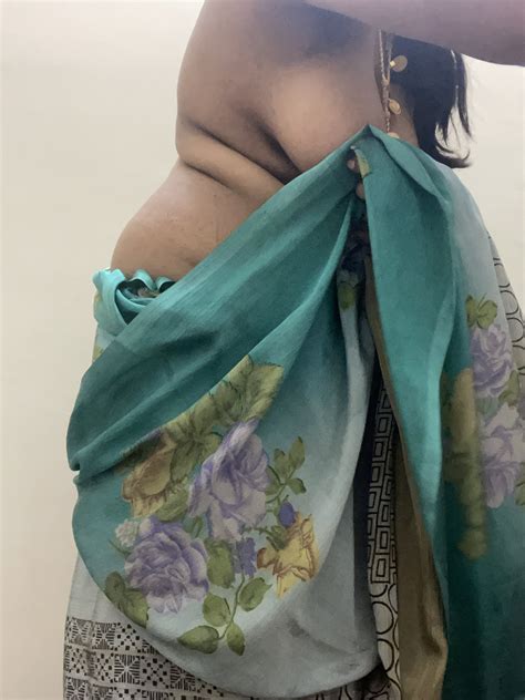 Desi MILF Shows Her Naked Side Boobs In A Braless Saree And Wearing Her Mangalsutra