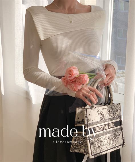 [made] 스퀘어넥 세미 오프숄더 언발 슬림 골지 긴팔 니트 티셔츠 러브썸원