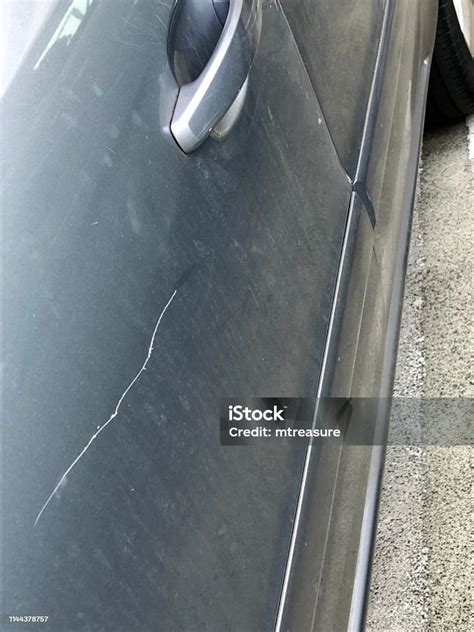 주차도로 분노와 키가 있는 회색 자동차 문 스크래치의 이미지 파괴 자동차 도장은 화가 드라이버 반달에 의해 열쇠 긁힌 긁힌에 대한 스톡 사진 및 기타 이미지 Istock