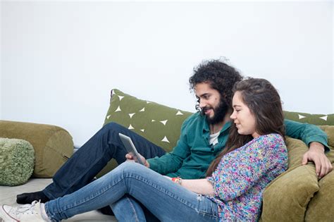 행복함 커플입니다 태블릿을 사용하여 있는 거실 침대 겸용 소파 20 29세에 대한 스톡 사진 및 기타 이미지 20 29세 2명 가정 생활 Istock