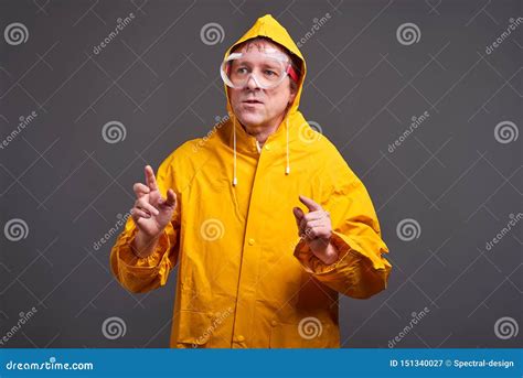 Человек в желтом плаще стоковое изображение изображение насчитывающей рассматривайте 151340027