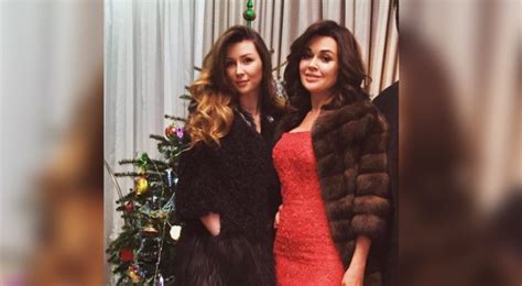 «Очень много вспоминали мамочку — Анна Заворотнюк рассказала как прошли 40 дней без Анастасии