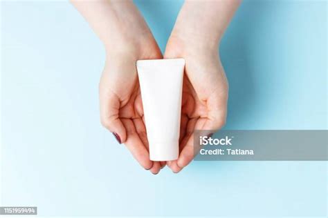 여성 손 파란색 배경 평면도 화장품 관리 개념에 크림이 있는 튜브 개념에 대한 스톡 사진 및 기타 이미지 개념 건강한 생활