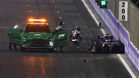 Пилот от Формула 2 с фрактура на петата след катастрофа в Джеда