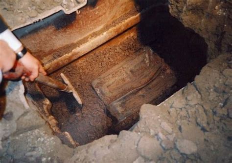 1億数千万円が隠したあった居宅軒下の地中。[国税庁提供…：脱税摘発 写真特集：時事ドットコム