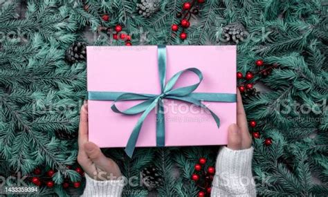 크리스마스 선물 또는 선물 상자를 들고 전나무 장식 된 여자 손 휴일과 축하 준비 선물 또는 선물 상자를 들고 있는 여성 손 12월에 대한 스톡 사진 및 기타 이미지